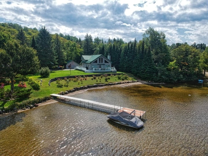 Superbe & Immense Chalet Sur Le Lac-des-plages - Quebec