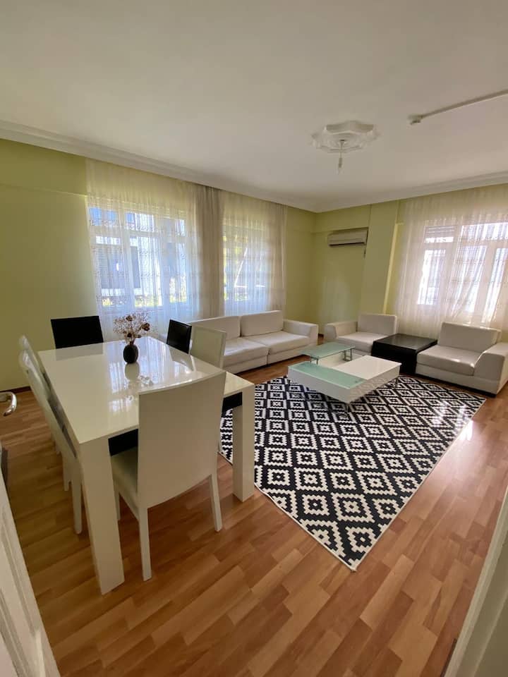 Nezi̇h Bir Semtte Ferah Büyük 3+1
Merkezde - Antalya