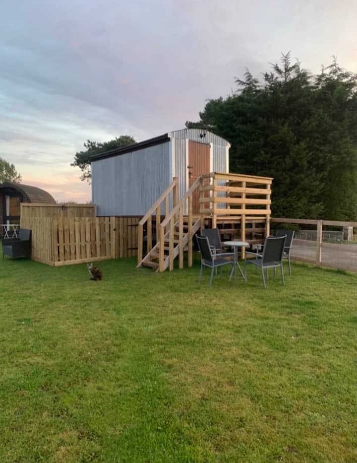 Family Shepherds Hut With Hot Tub - Horncastle