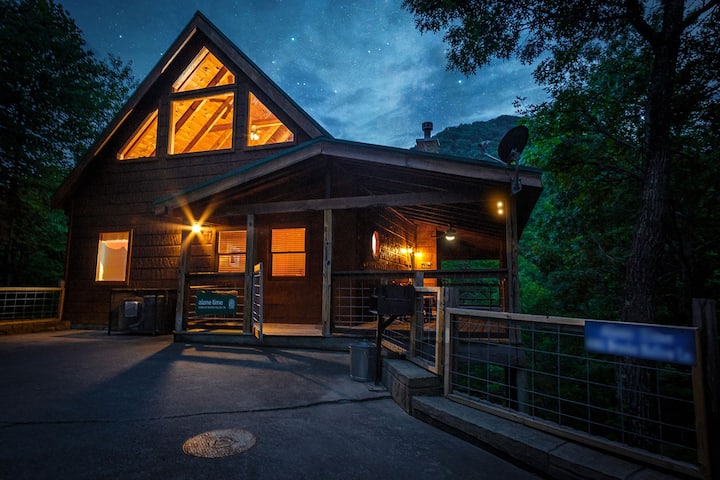 Couples Romantic Cabin W/mountain Views & Hot Tub - Townsend, TN