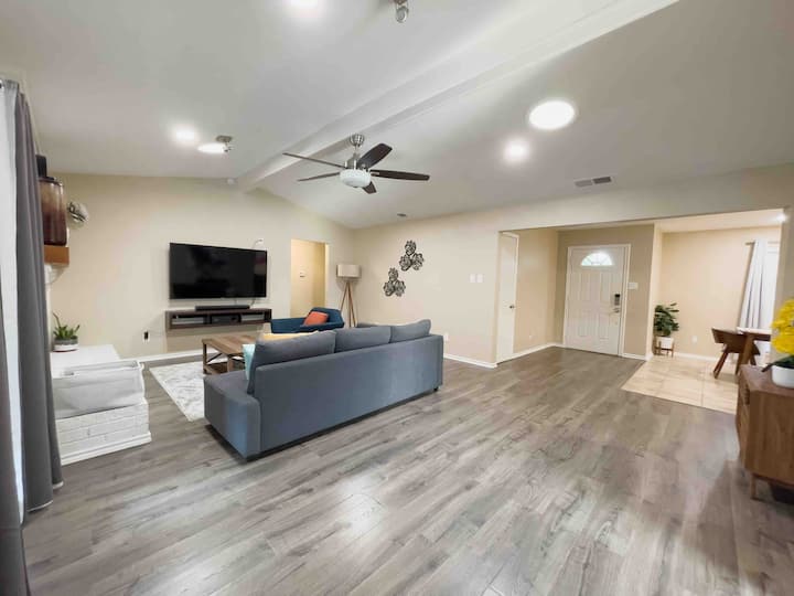 Spacious, Amazing Modern Home W/ Pool - Garland, TX