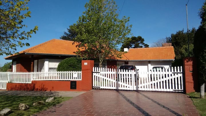 Casa Rodeada De Parque, Tranquila Y Segura - Miramar