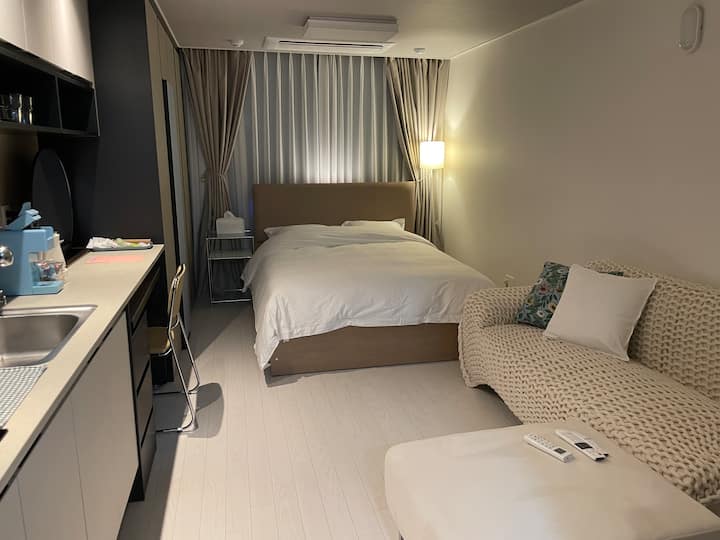 12시 퇴실 #특급호텔침구#고층뷰#깨끗하고 포근한 레지던스ꕤ넷플릭스ꕤ - Daegu