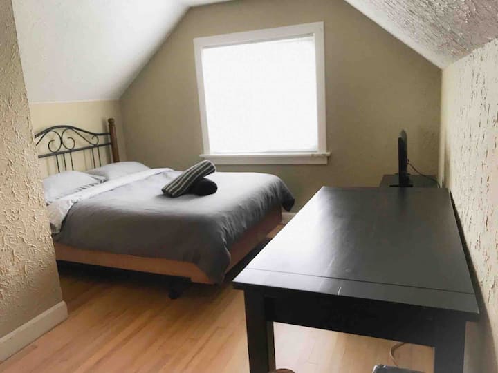 Charming Room In Character Suite - Saanich