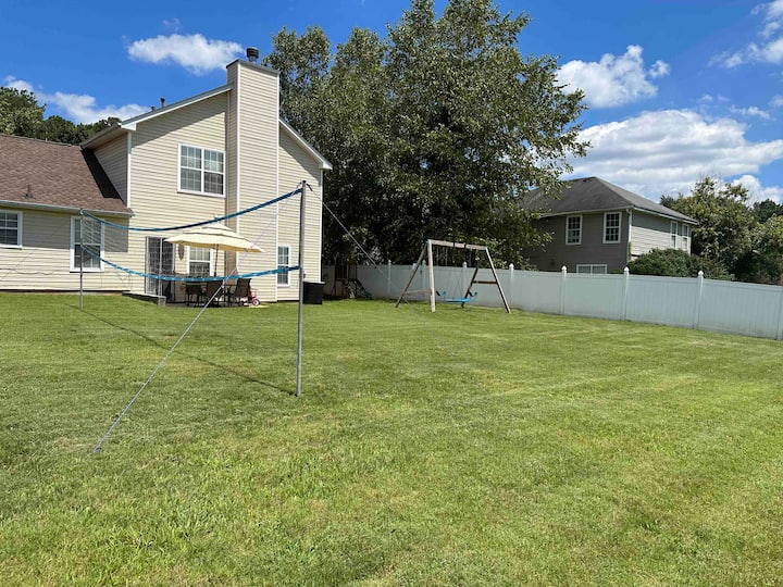 Carpet Free Home 3br/2.5 Bath And Private Backyard - Stone Mountain, GA