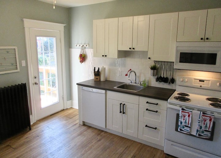 Sunny, Spacious Top Floor Apartment With Apple Tv - Hamilton