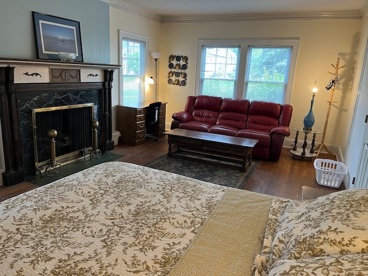 Nice, Big Bedroom Close To Everything - Cleveland, OH