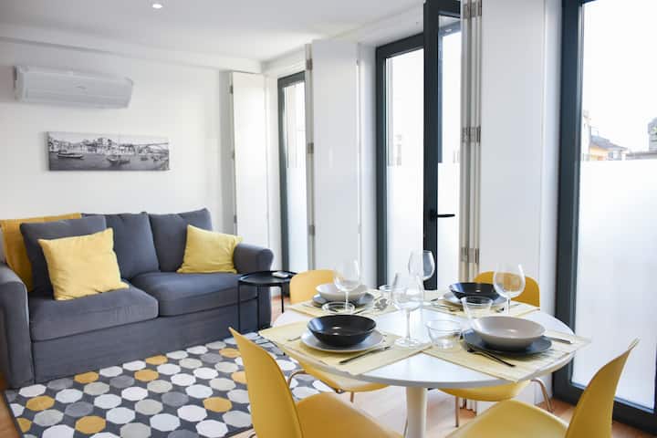 Central W/balcony - 9 Min-walk To Trindade - Porto