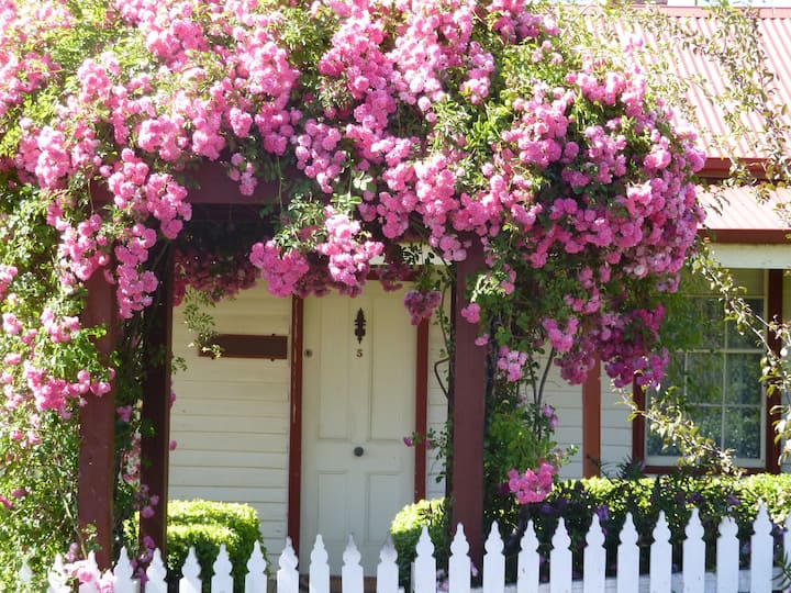 Auberge Central  - Howard's End  -  Centre Of Town - Daylesford