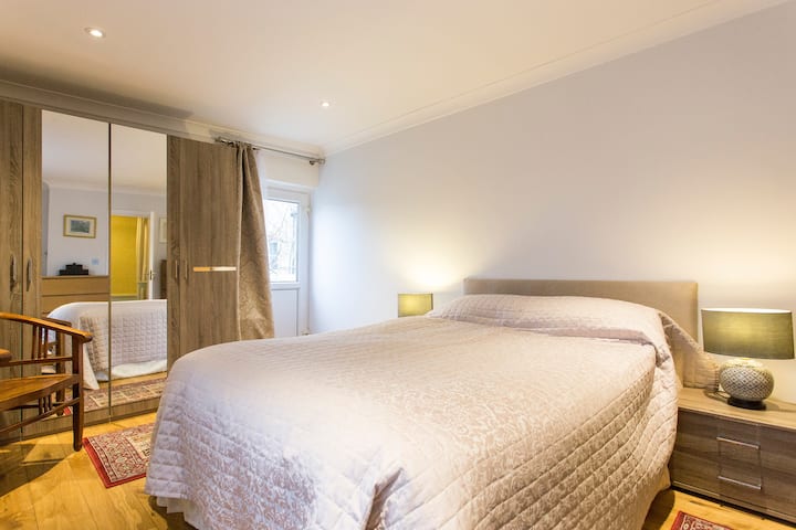 2 Bedroom Flat With A Sunny Terrace Near Westfield - London