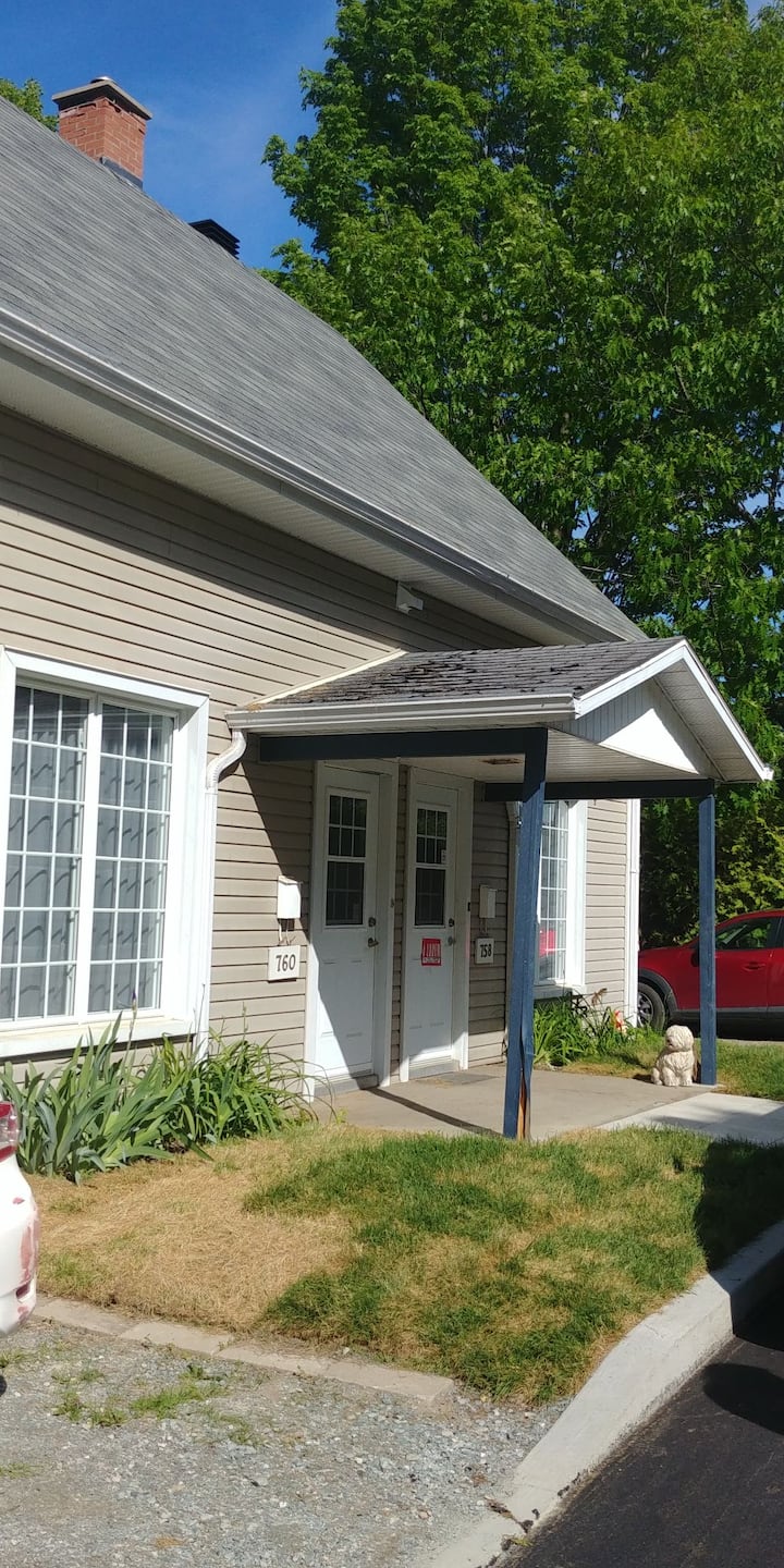 (1)chambre Ds 41/2,
L. T., Session Min.,etudiante - Sherbrooke