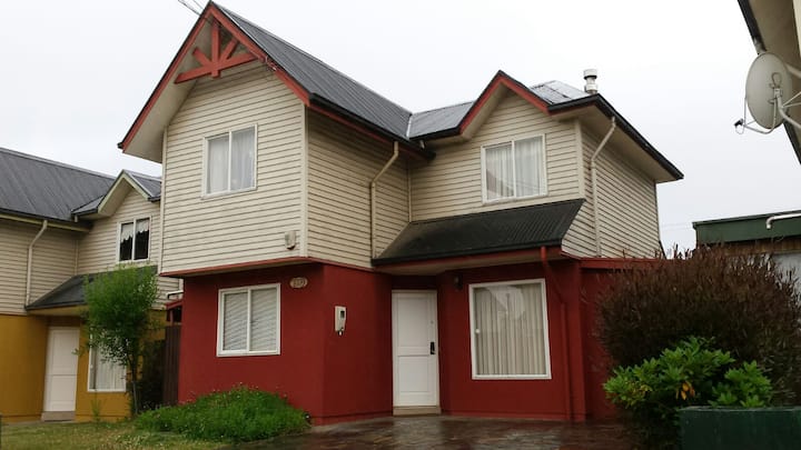 Espaciosa Casa En Barrio Tranquilo Buena Ubicación - Valdivia