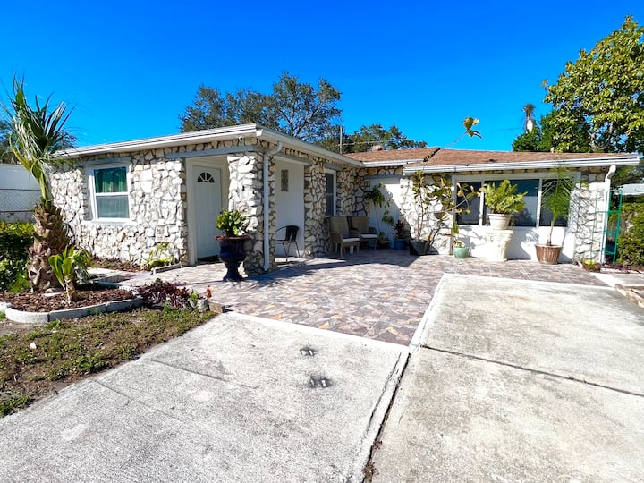 Cozy Cheerful 3 Bedroom With Patio Close To Beach - Clearwater Beach, FL
