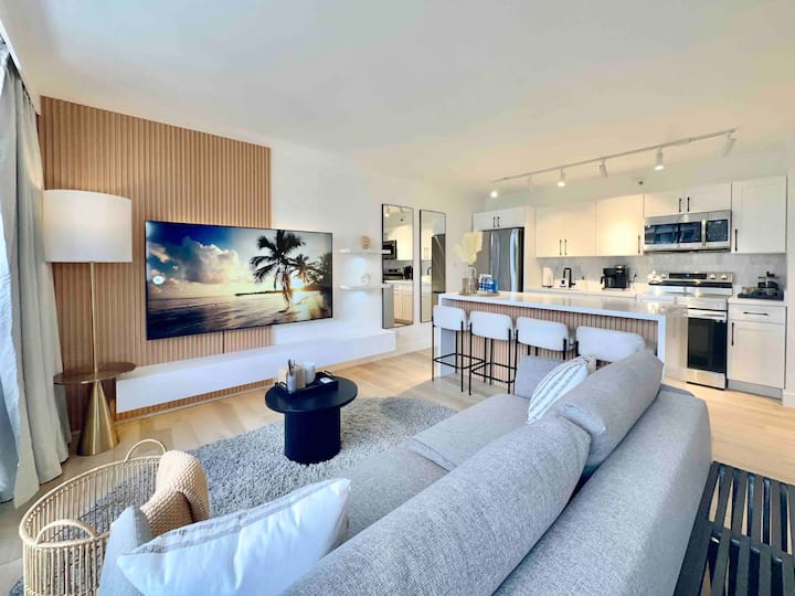 Upscale Modern Waikiki Banyan 1br Condo W/parking! - Maunalua Bay Beach, HI