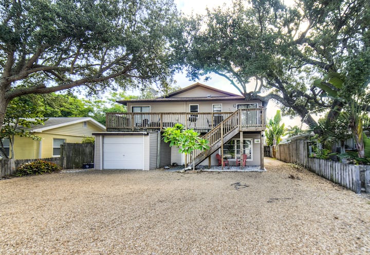 Just 1 Block From The Sugar White Sand Beach. Charming 2 Bedroom Beach Suite With Large Private Deck ... Walk To Restaurants, Shops And The Beach - Indian Rocks Beach, FL
