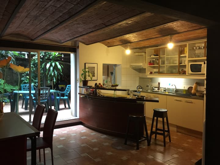 Room With Private Bathroom In Bright House - Montevideo
