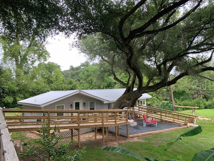 The Cozy Couples Cottage - Natchitoches, LA
