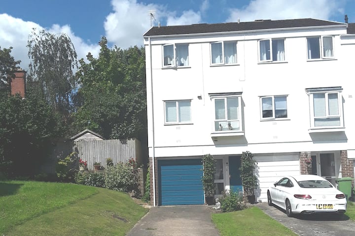 Angelic House Sleeps Upto 5 Guests - Cheltenham