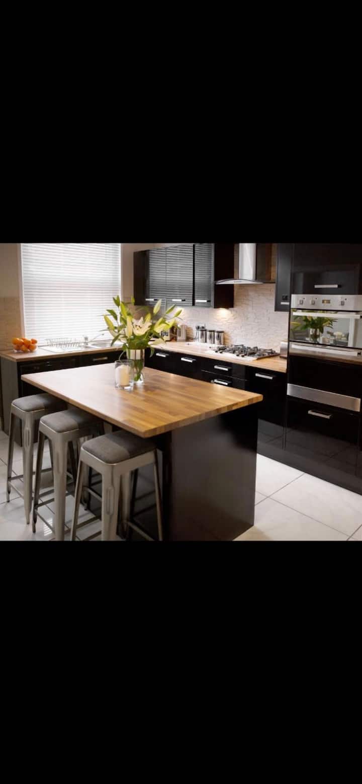 City Home From Home, 5 Bedroom House - 里茲