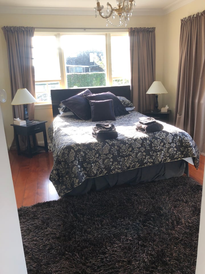 Stylish Queen Bedroom - With Guest Lounge And Pool - New Plymouth