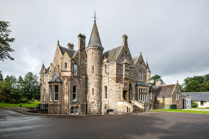 Loch Dochfour Holiday Rentals & Homes - Inverness, United Kingdom | Airbnb