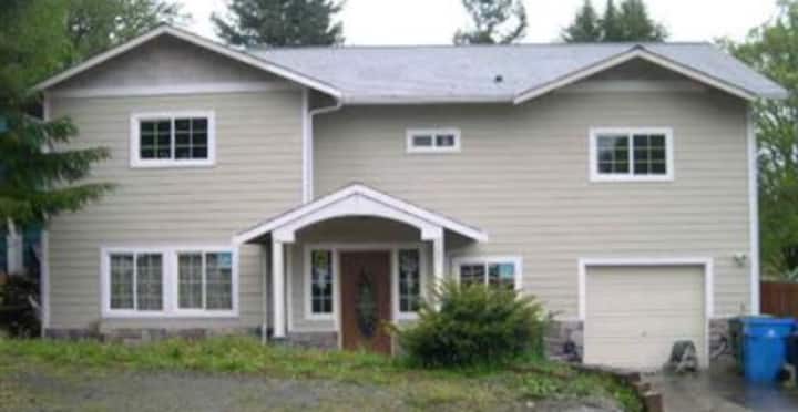 An Affordable, Friendly Home With Basic Amenities. - Edmonds, WA