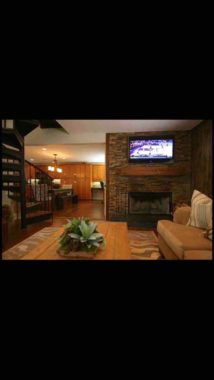 “It’s Back”semi-modern, 3-story W/hottub & Pets Ok - Crestline, CA