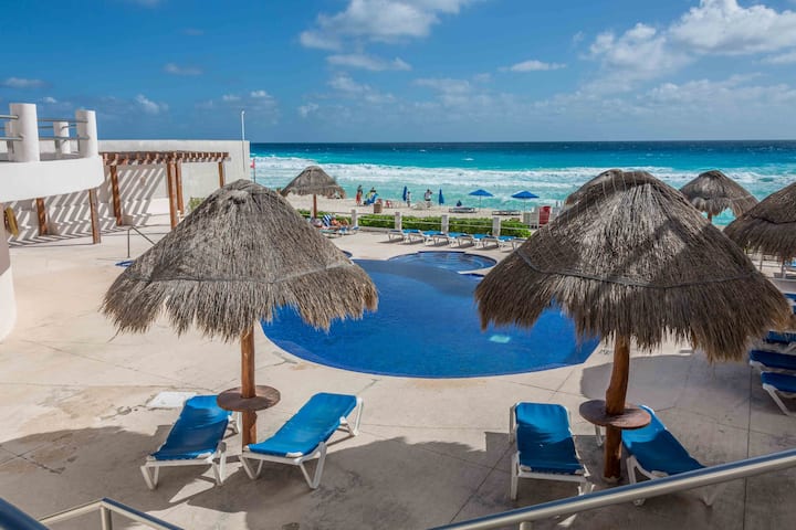 Blue Sea Getaway. Two-story Apt. Front View Sea - Cancún