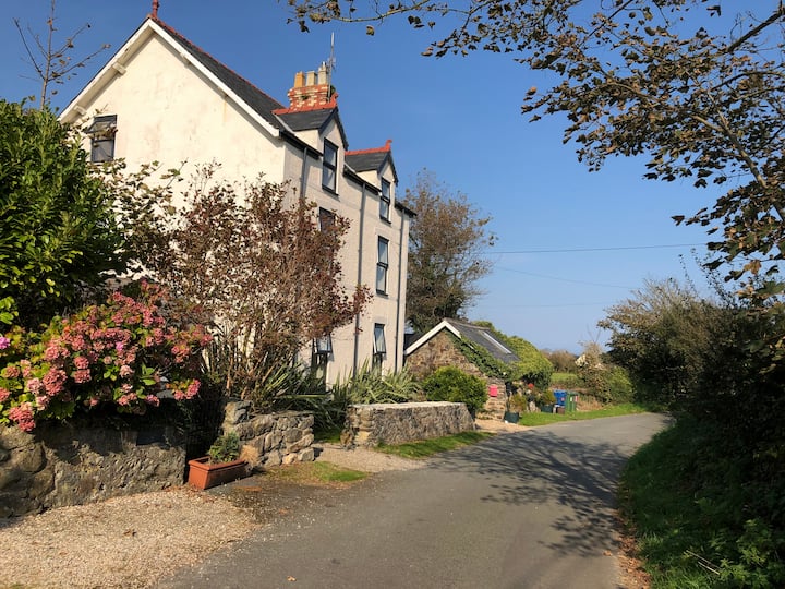 Goleufryn Abersoch Has The Main House And 2 Barns - Abersoch