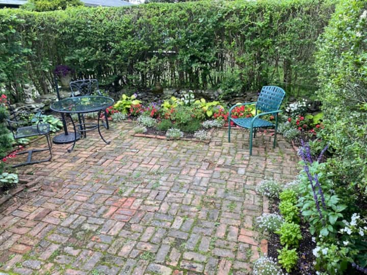 Courtyard Apartment Located Near Fort Wetherill - Newport, RI