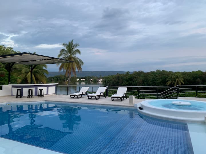 Espectacular Casa En El Condominio El Peñon - Girardot