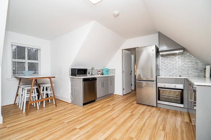 1-bedroom Loft Style Suite - Surrey