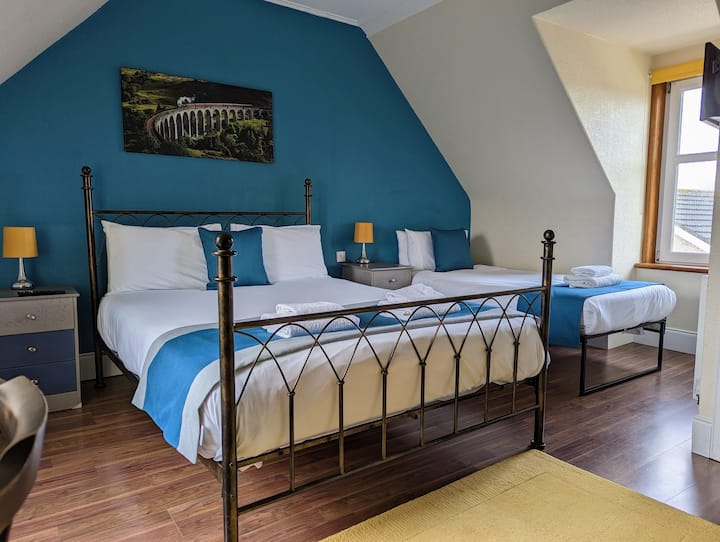 Family Room W/bathroom At The Coo's. Wi-fi/parking - 인버네스