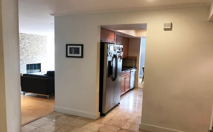 Beachwood Canyon Modern - Koreatown - Los Angeles
