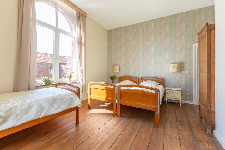 Familyroom In A Vast Monastary - Flobecq