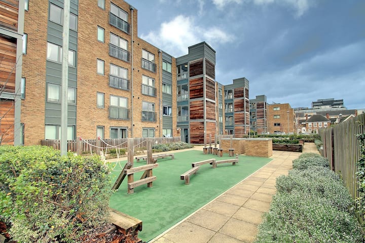 One Bedroom Fulham Apartment With Large Balcony - London