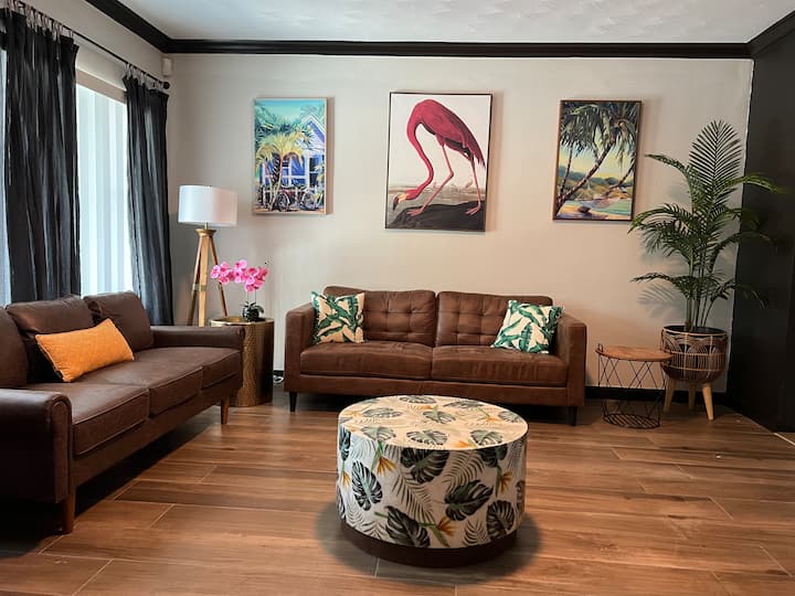 Stylish 2-bedroom Home With Pool.centrally Located - North Miami, FL