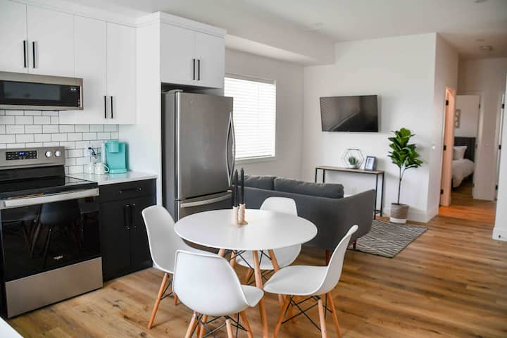 Walkable Wineries - 2 Bedroom Suite With A/c - Kelowna