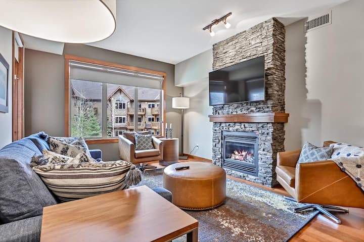 Heated Outdoor Pool & Hot Tub!  King 2 Br/2bth - Canmore