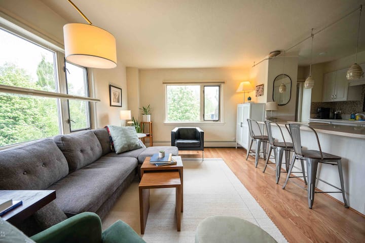 Modern Downtown Condo; Convenient, Bright, Clean. - University Lake, Anchorage