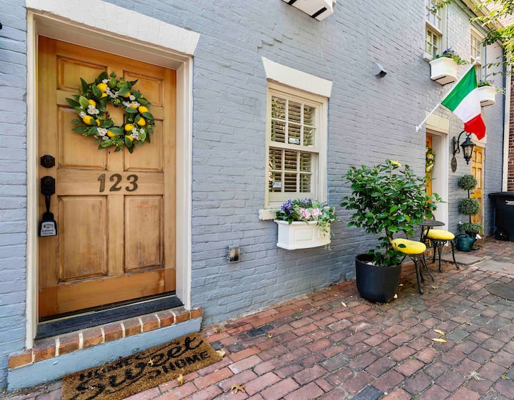 The Little Blue House Steps To King Street! - Alexandria, VA
