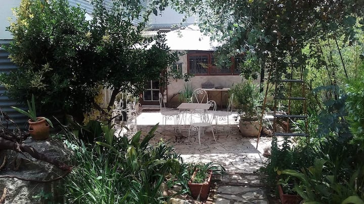 Adelong Garden Cottage.      Pet Friendly - Adelong