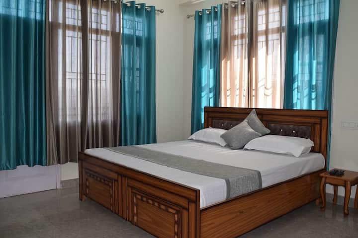 Shimla 3 Bedroom Family Room Radhekrishna Homestsy - Shoghi