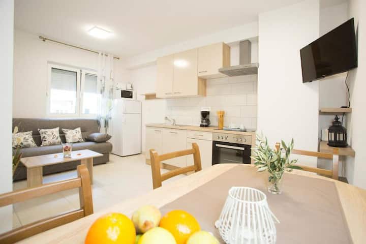 Comfortable Two Bedroom Apartment With Pool * Ap3 - Arbanija