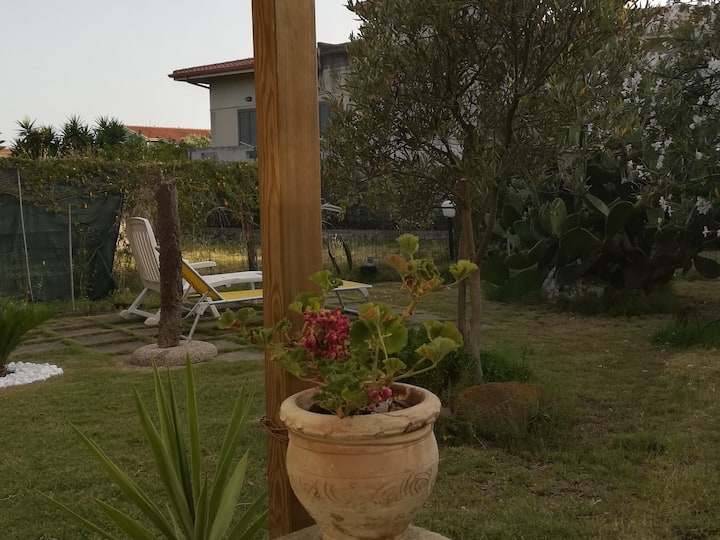 Appartamento Confortevole Ed Accogliente Con Due Bagni Ed Un Incantevole Giardino Tipico Sardo In Cui Passare Momenti Indimenticabili - Carbonia