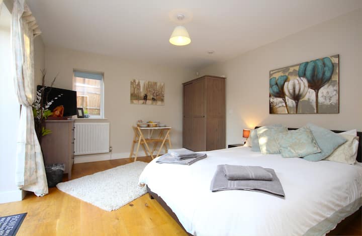 Private En-suite Double Bedroom, Private Entrance. - Henley-on-Thames