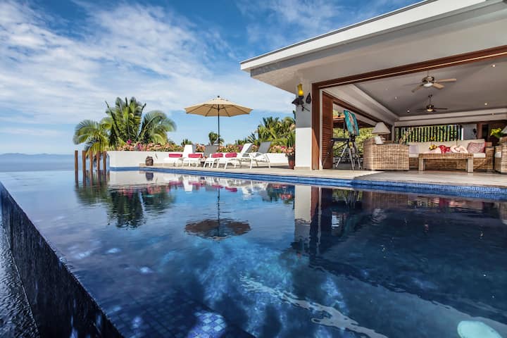 A Luxurious Villa Offering Panoramic Ocean  Views - Conchas Chinas