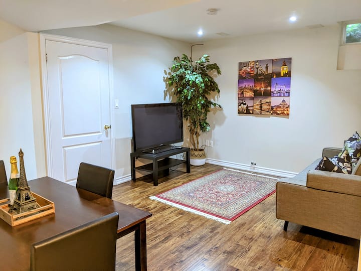 Lovely 2 Bedroom Home With Kitchen And Dining Area - Vaughan