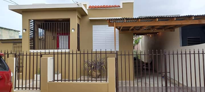 Cozy House With 3 Bedrooms With A/c Free Parking. - San Juan