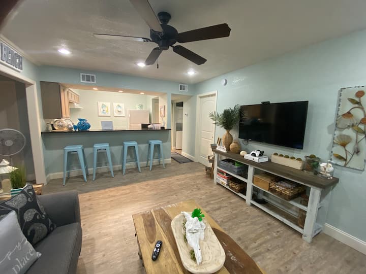 Salty Vibes! ! Beautiful Condo Close To The Beach - Destin, FL